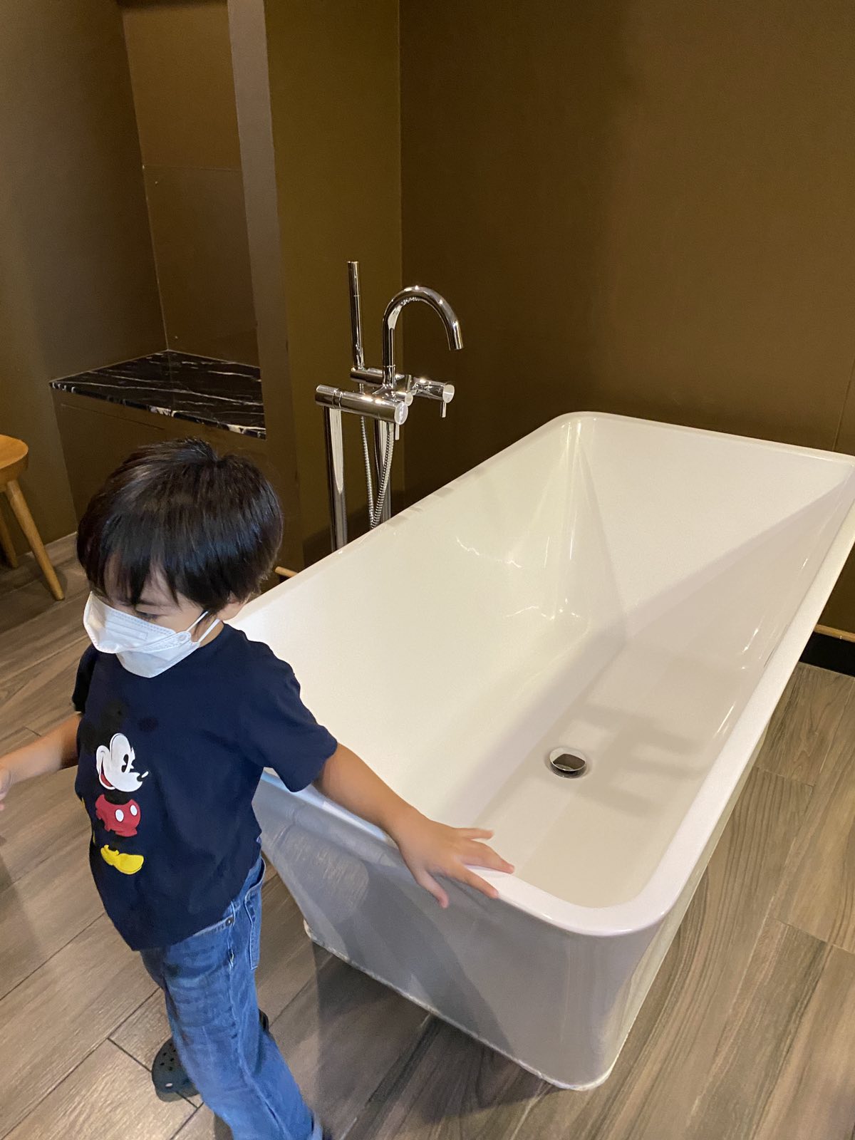 Josh Hotel Review: A Scene Off a Wes Anderson Film – Mark x Abi