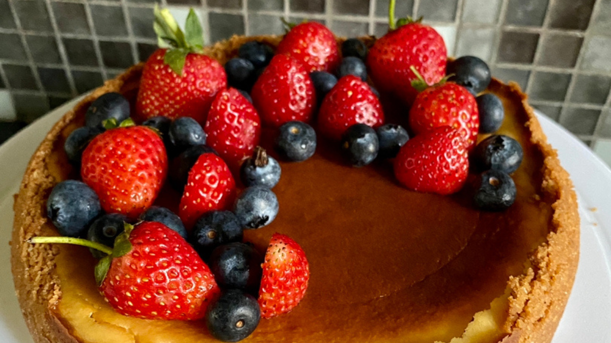Baked Fresh Berry Cheesecake with Digestives Crust Recipe – Mark x Abi